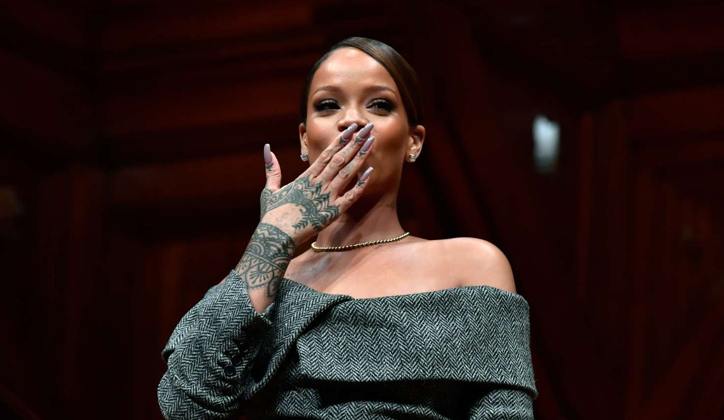 Η συγκινητική κίνηση της RiRi: Προσφέρει σε κορίτσια στο Μαλάουι ...