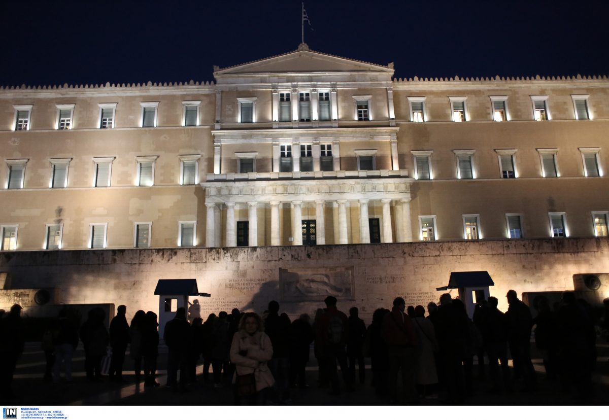Σύνταγμα: Βρέθηκε ύποπτο αντικείμενο - Κλειστή η λεωφόρος Αμαλίας ...