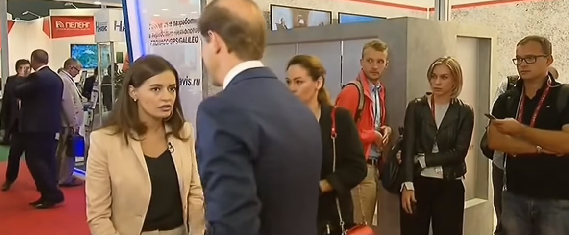 Ρωσία: Η στιγμή που δημοσιογράφος "καταρρέει" όταν μιλά με υπουργό (vid ...