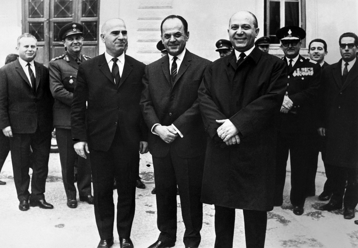 Χούντα: Γιατί η 8η Οκτωβρίου συνδέεται με τη δικτατορία - Ο Μαρκεζίνης ...