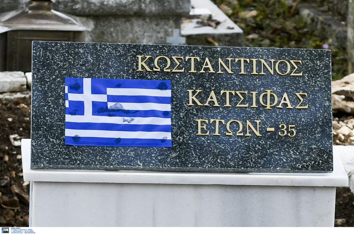 Κωνσταντίνος Κατσίφας: Το τελευταίο αντίο του πατέρα πάνω από το μνήμα ...