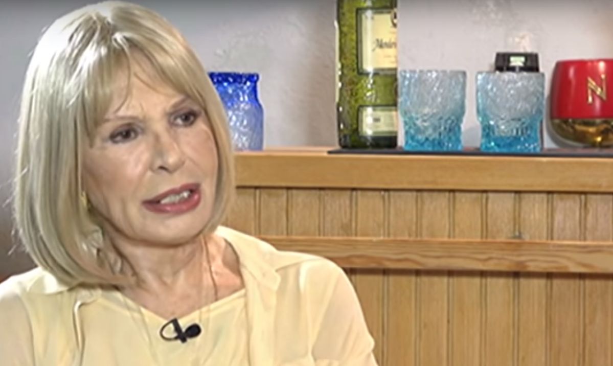 Ρίκα Διαλυνά: Η εντυπωσιακή της εμφάνιση με μίνι στα 87 της χρόνια (pic ...