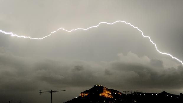 Κεραυνός στην Ακρόπολη – Τέσσερις τραυματίες | Pagenews.gr