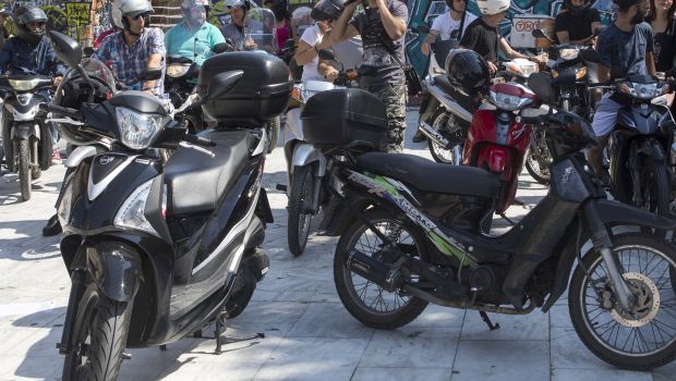"Τέλος" τα παρκαρισμένα μηχανάκια στα πεζοδρόμια - Δείτε τι αλλάζει ...
