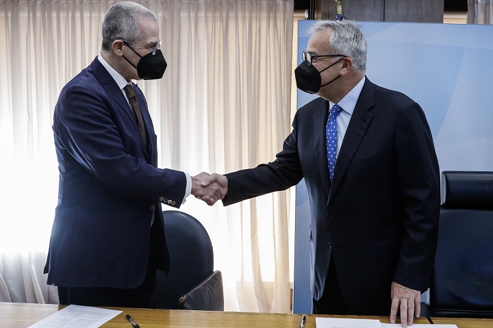 Ορκίστηκε Έλληνας πολίτης ο ιστορικός Μαρκ Μαζάουερ | Ειδησεις ...