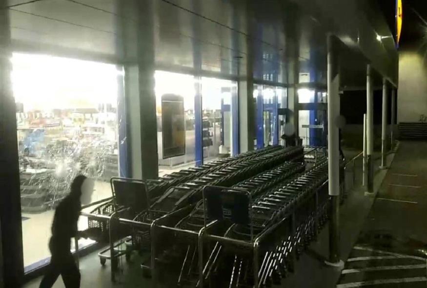 Επίθεση Ρουβίκωνα με βαριοπούλες στο σούπερ μάρκετ όπου συνελήφθη η ...