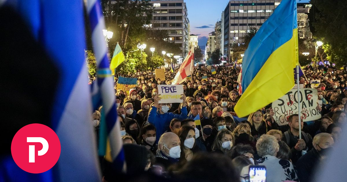 Μεγάλη συγκέντρωση στο Σύνταγμα κατά της ρωσικής εισβολής στην Ουκρανία ...