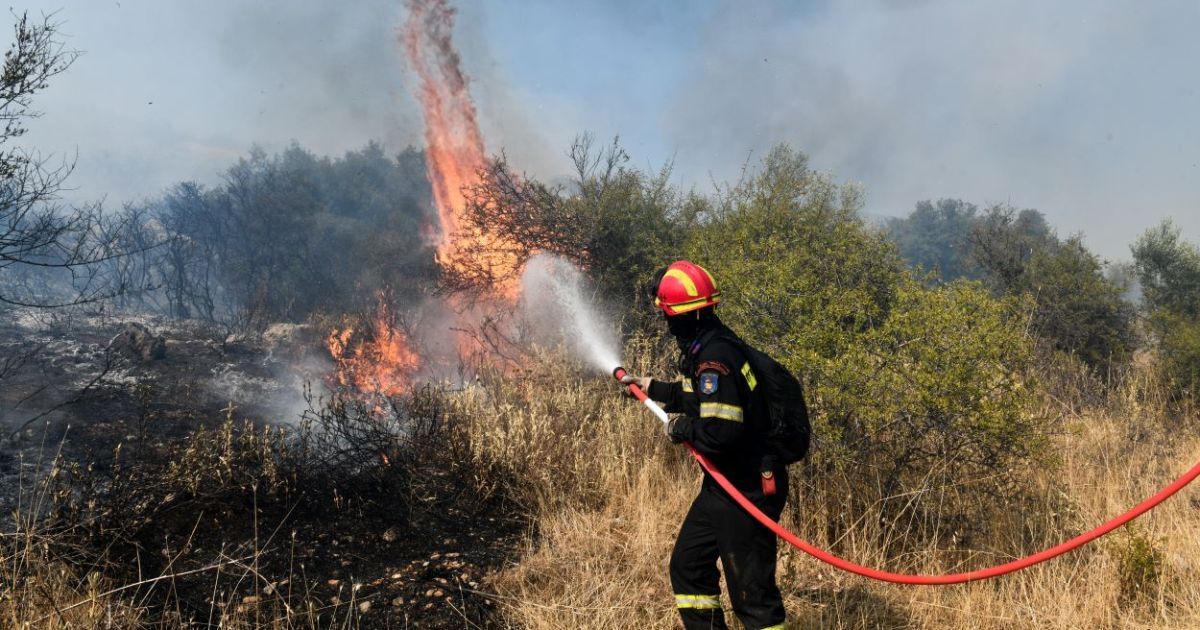 Φωτιά τώρα: Ισχυρή πυρκαγιά στη Σαλαμίνα - Κοντά στα σπίτια οι φλόγες ...