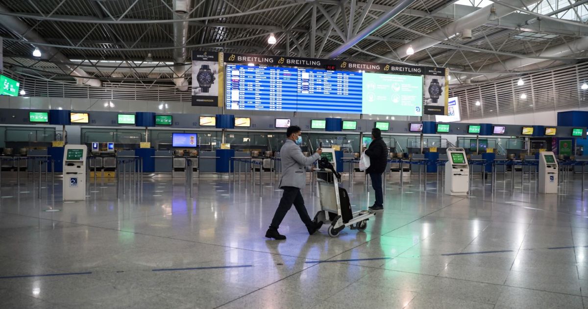 Ευρωπαϊκή Ένωση: Τέλος η υποχρεωτική χρήση μάσκας σε αεροδρόμια και ...