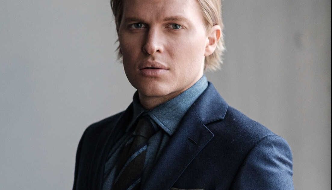 Ποιος είναι ο Ronan Farrow, ο γιος του Woody Allen και της Mia Farrow ...