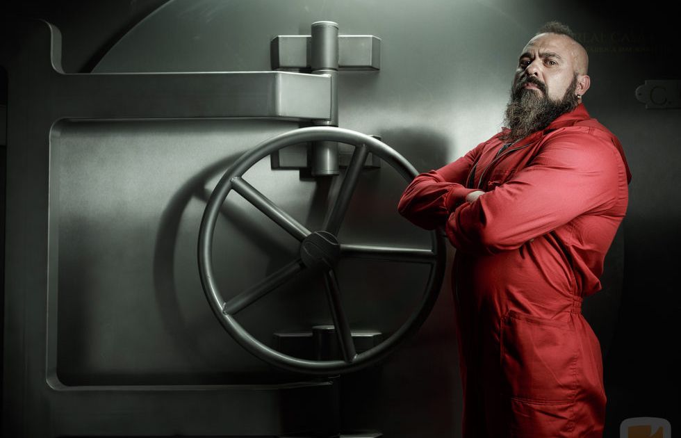 Roberto Garcia Ruiz: The “OSLO” από “LA CASA DE PAPEL” entertains at the Tropicana | Ειδησεις ...