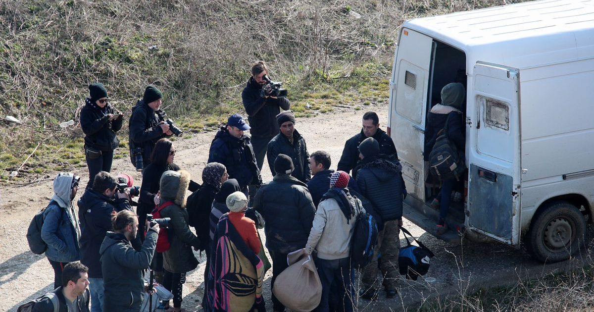 Die Zeit: 92 μετανάστες χωρίς ρούχα – χωρίς δικαιώματα | Ειδησεις ...