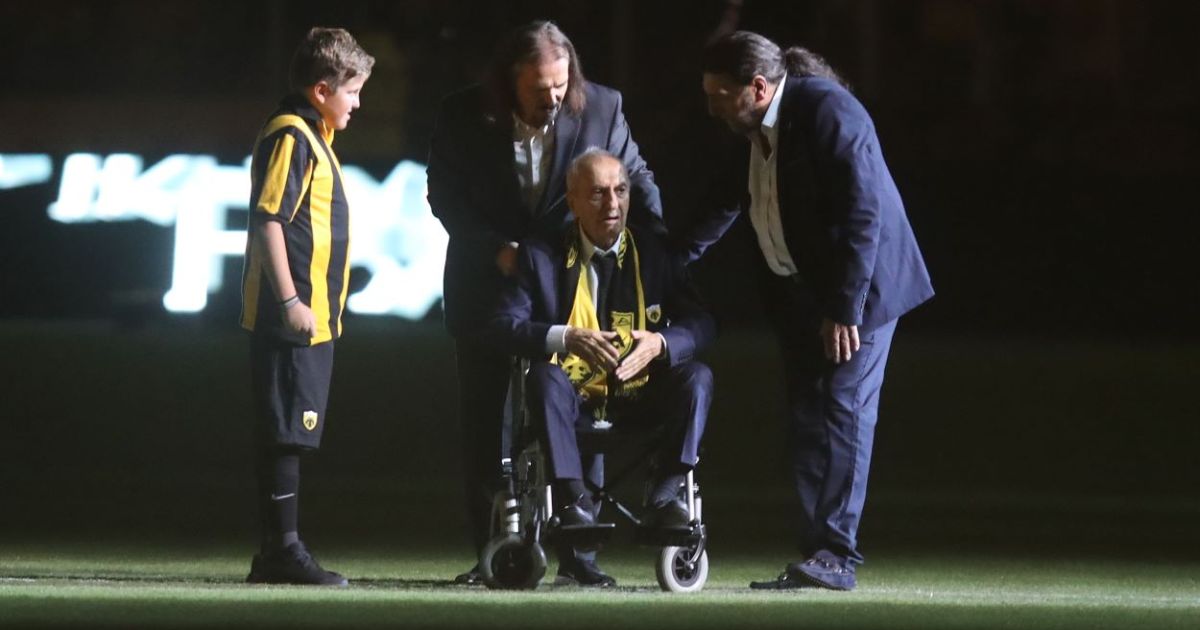 Συγκλονιστική στιγμή: Ο θρυλικός Κώστας Νεστορίδης αποθεώνεται από τον ...