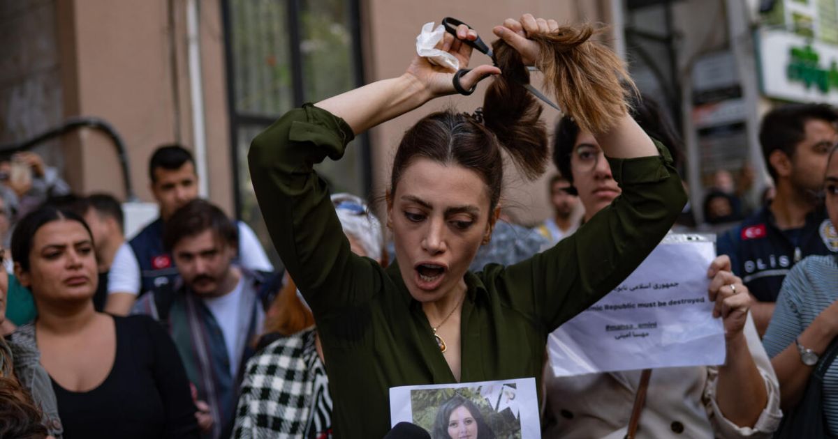 Ο θάνατος της Mahsa Amini πυροδοτεί οργή για την ηθική πολιτική του ...