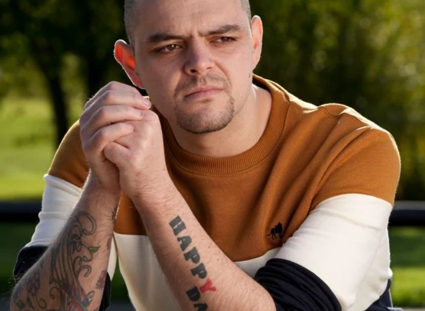 "Με βασάνιζαν με Cher 24 ώρες το 24ωρο: Όσα αποκάλυψε Βρετανός ...