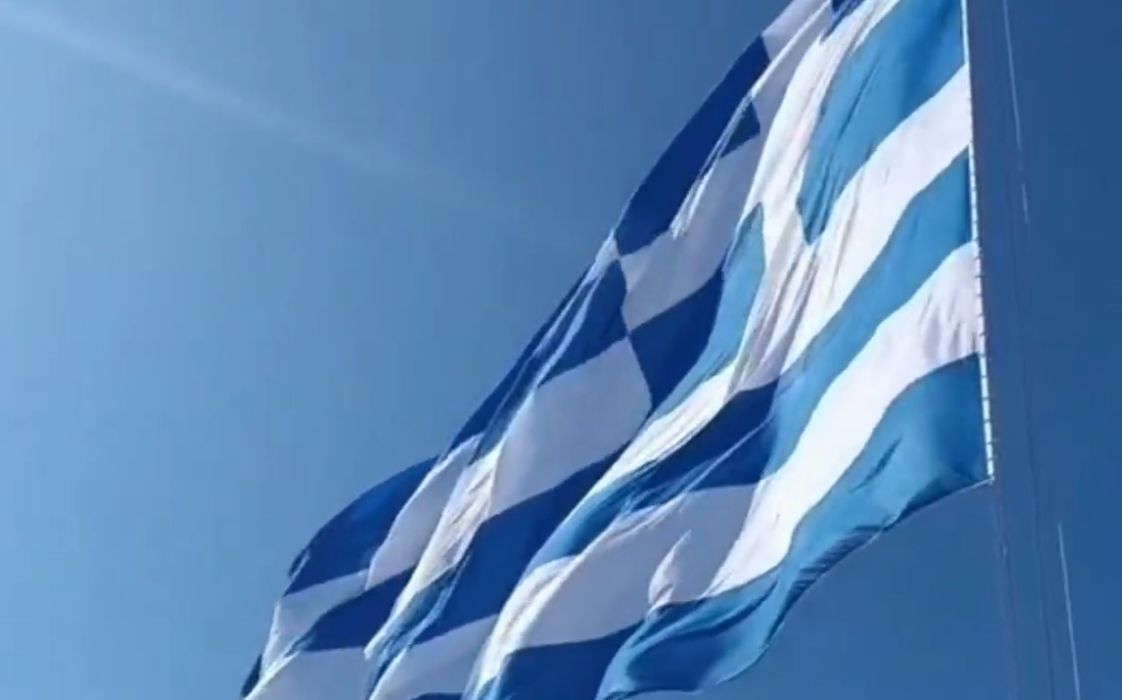 28η Οκτωβρίου - Σαντορίνη: Υψώθηκε ξανά η μεγαλύτερη Ελληνική σημαία ...
