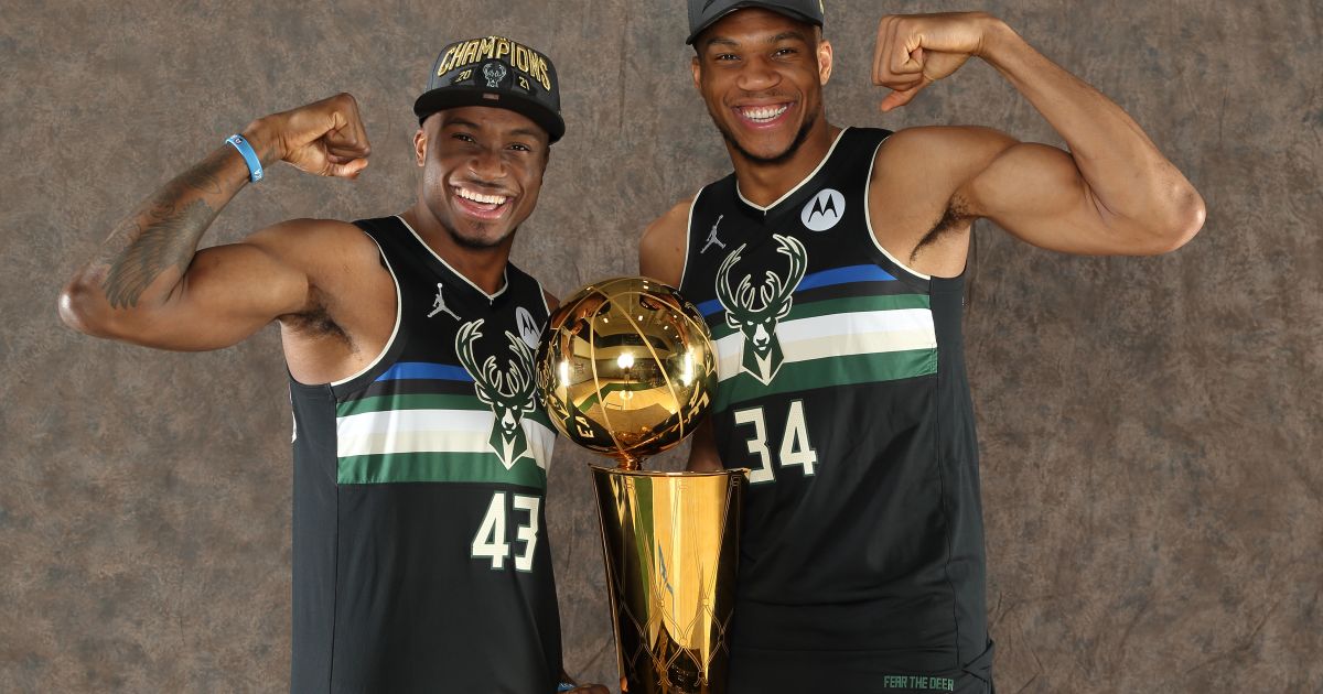 Giannis and Thanasis Antetokounmpo dance at the Milwaukee Bucks ...