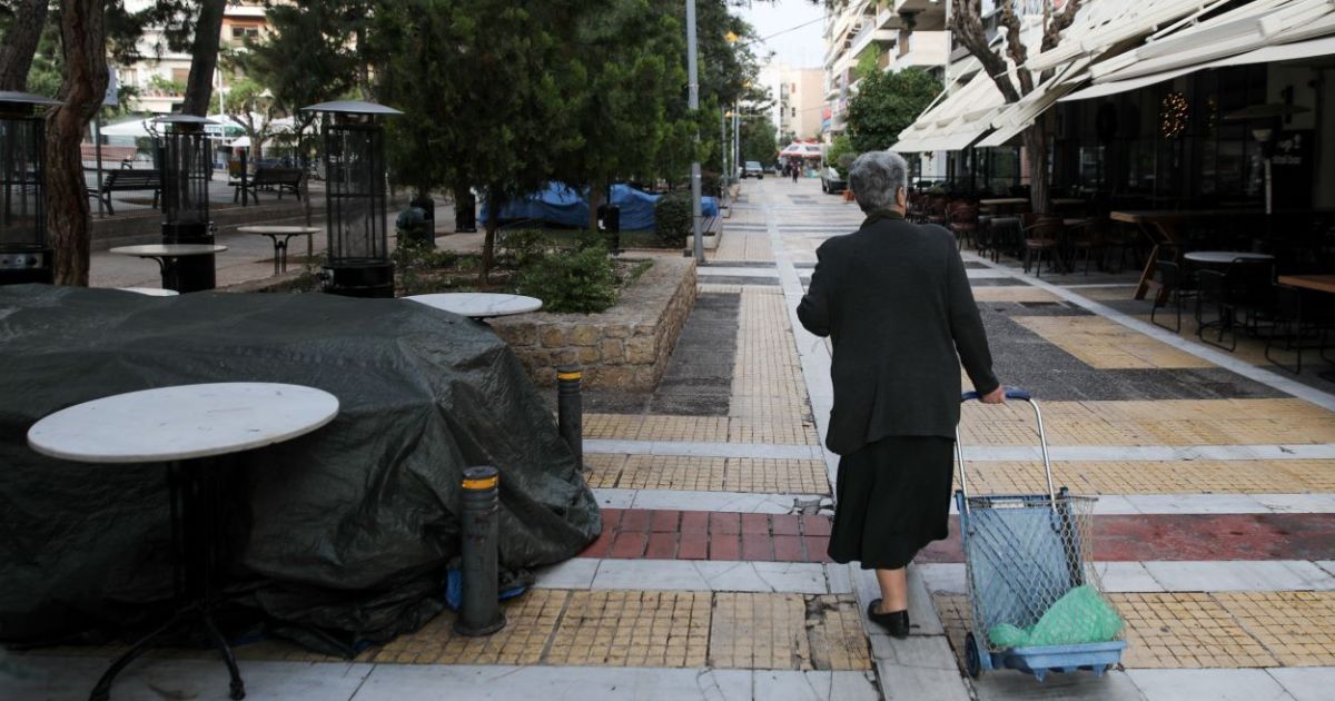 Νέα Σμύρνη: Σάλος για τον διωγμό ηλικιωμένου από καφέ - Η απάντηση του ...