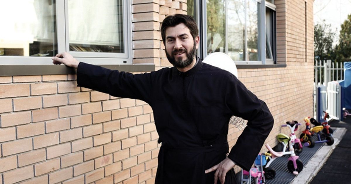 «Ο πάτερ Αντώνιος στη θάλασσα έβαζε το χέρι του μέσα στο μαγιό μου ...