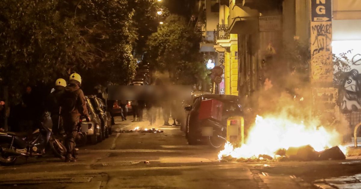 Επεισόδια στα Εξάρχεια - Μολότοφ και δακρυγόνα | Ειδησεις | Pagenews.gr