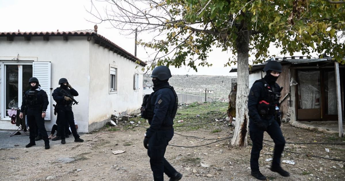 Σε εξέλιξη αστυνομικές επιχειρήσεις σε καταυλισμούς Ρομά στην Αττική ...