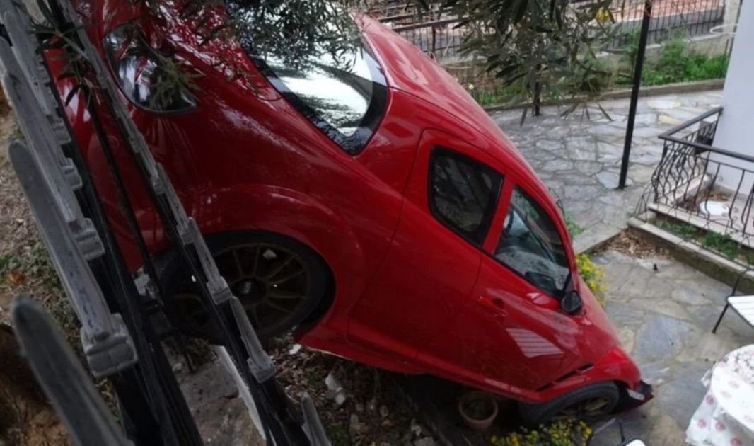 Θεσσαλονίκη: Αυτοκίνητο έφυγε από το δρόμο και κατέληξε σε αυλή σπιτιού ...