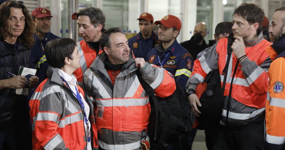 Διασώστης ΕΜΑΚ: Μας τράβαγαν από το χέρι να σώσουμε τους συγγενείς τους ...