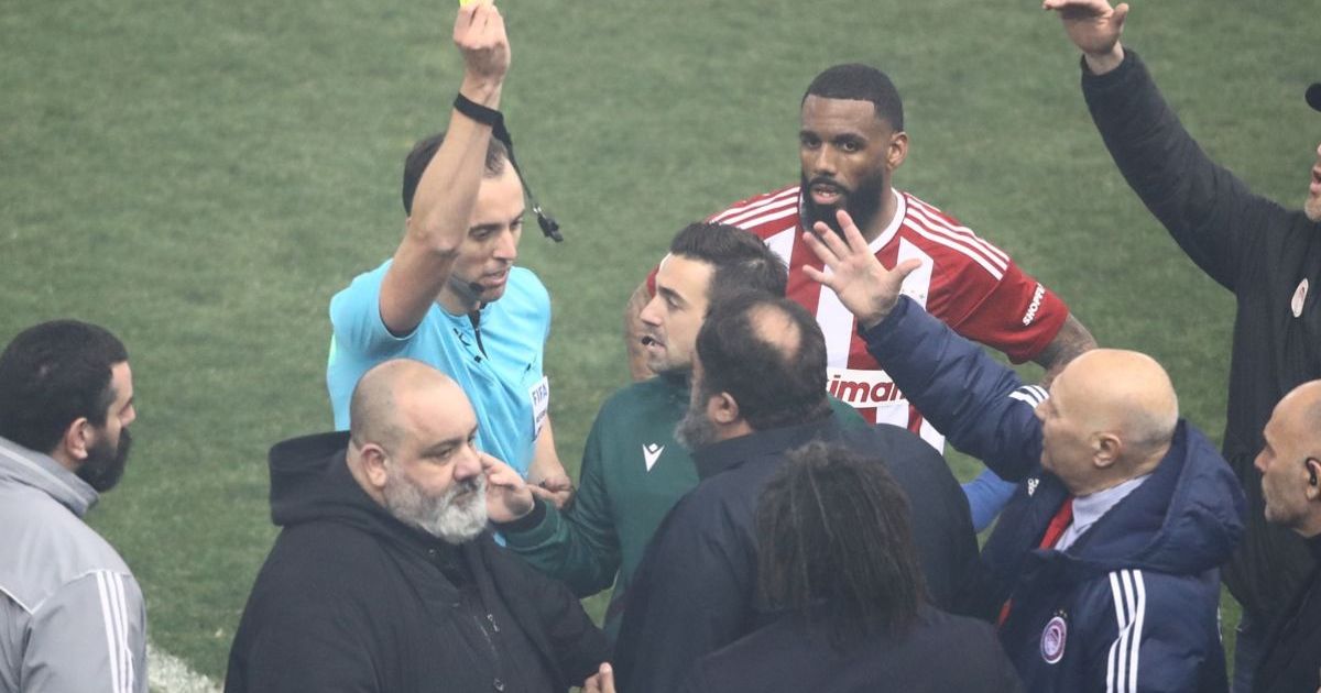 Ο Μαρινάκης κατέβηκε στον αγωνιστικό χώρο και διαμαρτυρήθηκε στον ...