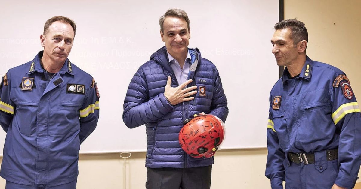 PM Mitsotakis visits 1st EMAK headquarters in Elefsina, talks to ...