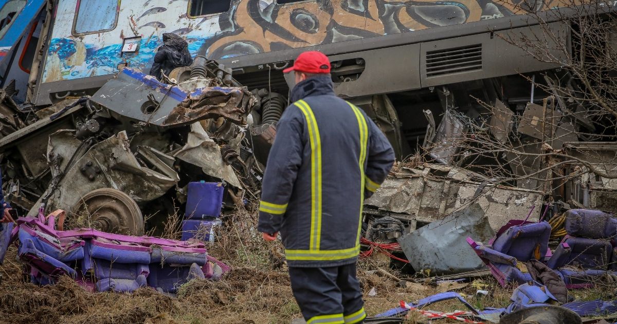 Τέμπη: 57 οι νεκροί, 10 σάκοι με ανθρώπινα μέλη στο νεκροτομείο ...