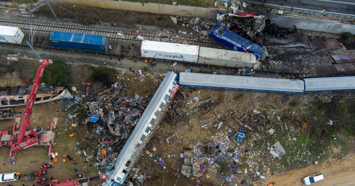 Report: Station master warned από head-on train collision 17 minutes ...