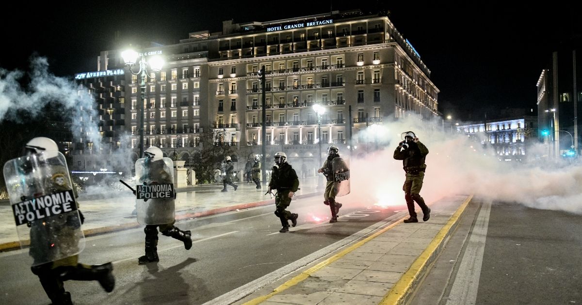 Σύνταγμα: Επεισόδια στη σιωπηρή πορεία για την τραγωδία στα Τέμπη [pic ...