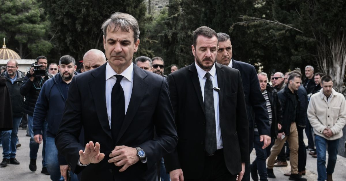 Τέμπη: Παρών ο Μητσοτάκης στην κηδεία του 35χρονου μηχανοδηγού Σπύρου ...