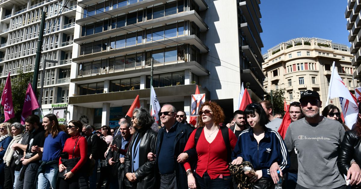 Απεργία σήμερα: Χιλιάδες διαδηλωτές στο κέντρο της Αθήνας για τα Τέμπη ...
