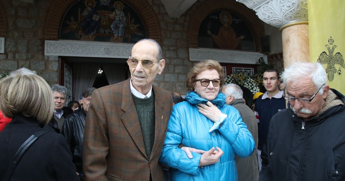 Ο Αντώνης Αντωνιάδης έβαλε τα κλάματα μπροστά στο φέρετρο του θρύλου ...
