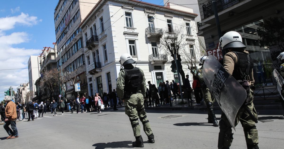 Νέα επεισόδια έξω από την ΑΣΟΕΕ: Πετροπόλεμος και χημικά | Ειδησεις ...