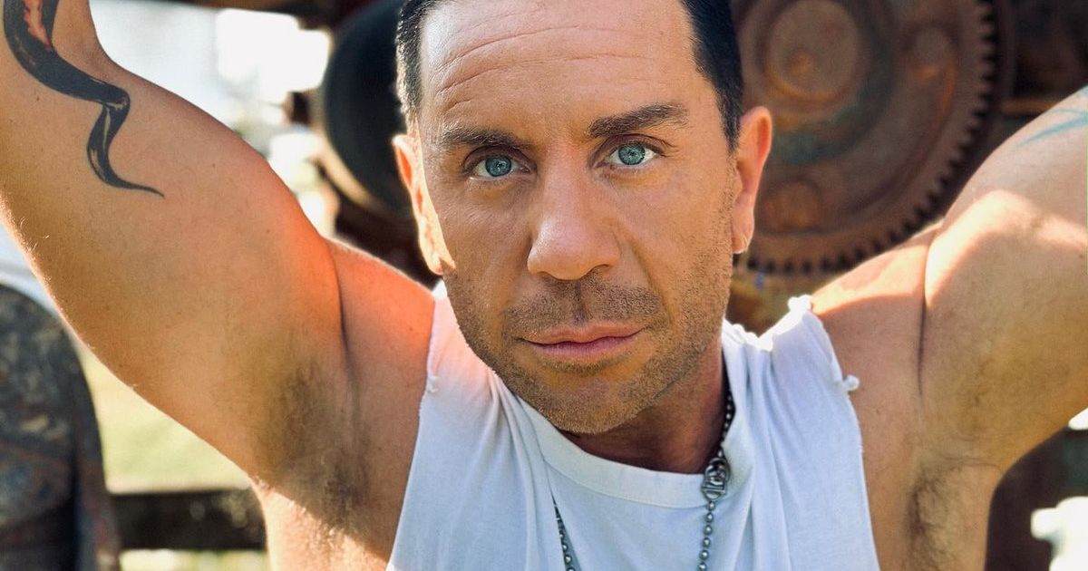 Γιώργος Μαζωνάκης: Στο νέο του τραούδι εμφανίζεται γυμνός σε μία πισίνα ...