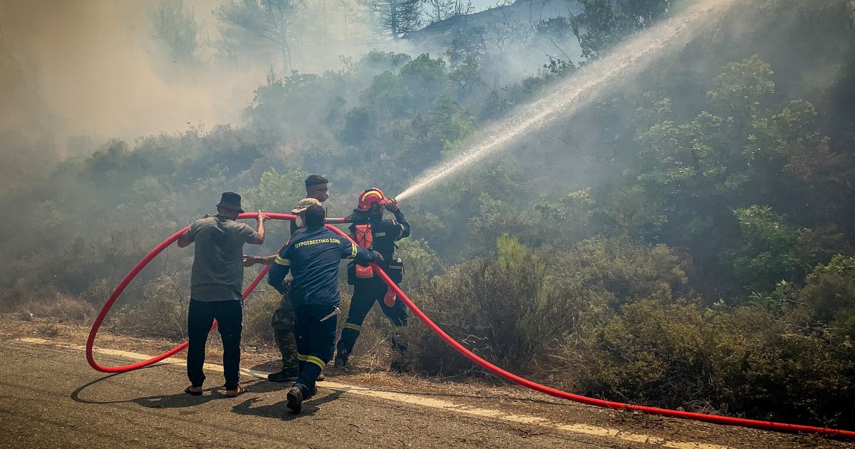 Συνεχίζεται η μάχη με τις αναζωπυρώσεις σε Ρόδο, Κάρυστο και Κέρκυρα ...