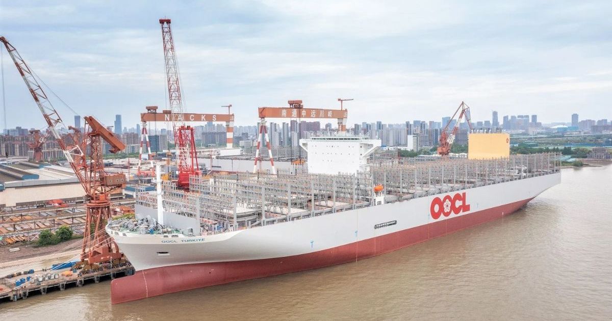 Giant containership “OOCL Piraeus” “eclipses” the port από Piraeus ...