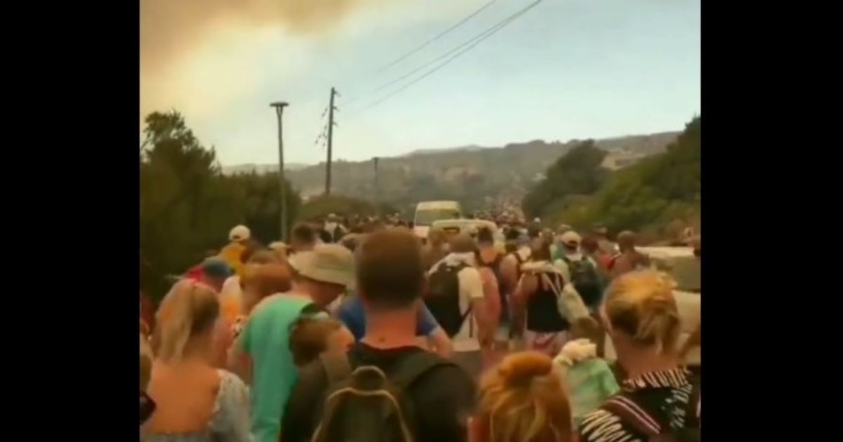 Φωτιά στη Ρόδο: Συγκλονιστικό βίντεο - Τουρίστες εκκενώνουν με τα πόδια ...