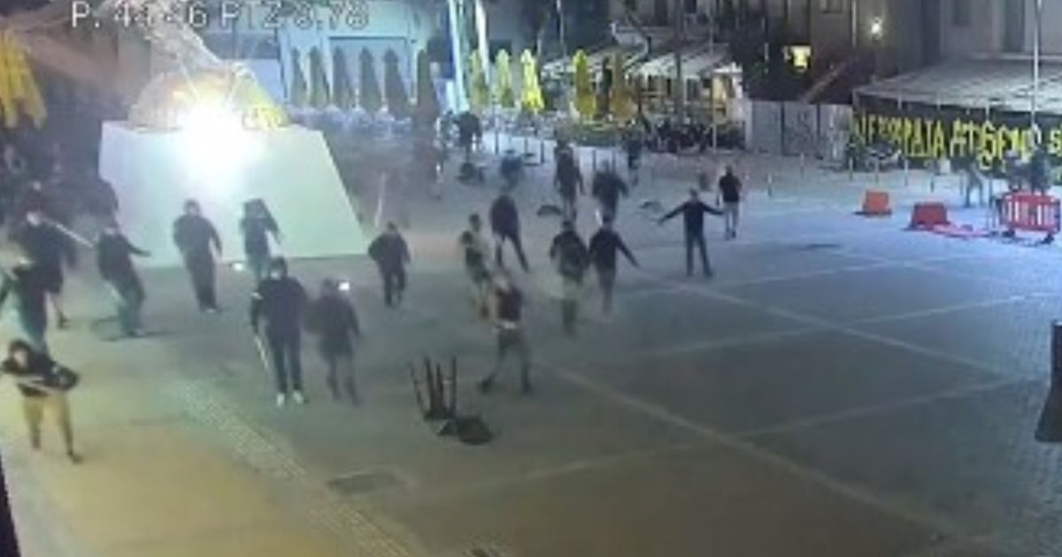 Η στιγμή που ο Μιχάλης Κατσουρής δέχεται επίθεση με ρόπαλο - Τον ...