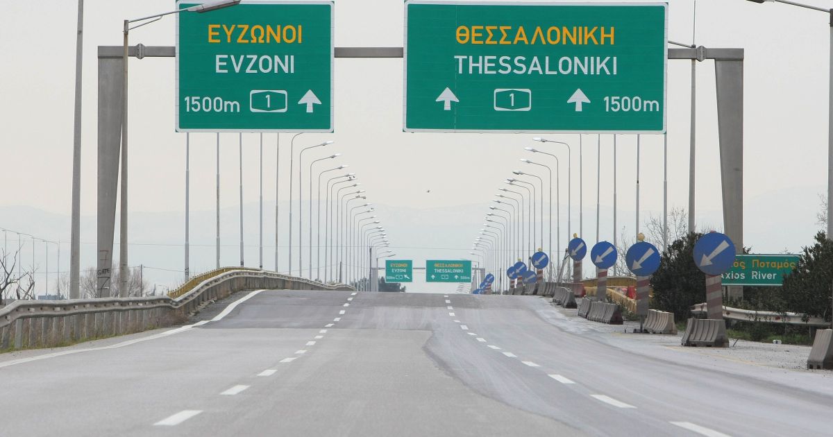 Ο Πηνειός κρατά κλειστή την εθνική οδό Αθηνών – Θεσσαλονίκης [vid ...
