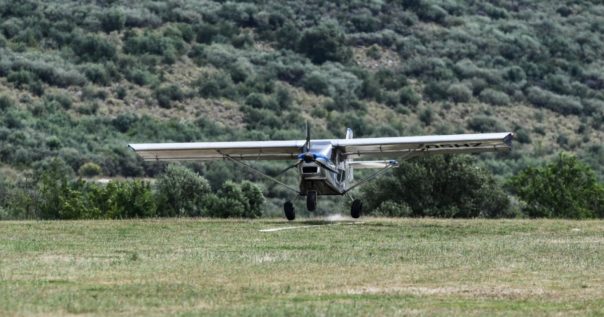 Επεσε μονοκινητήριο αεροσκάφος στην Αερολέσχη Θηβών -Χωρίς τις ...