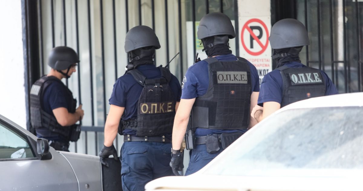 Συναγερμός στο Νέο Κόσμο: Άνδρας ταμπουρώθηκε σε διαμέρισμα [vid ...