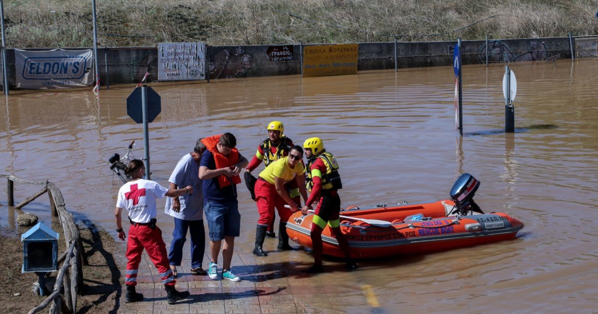 Κοντά στις 5.000 οι επιχειρήσεις απεγκλωβισμού κατοίκων από τις ...