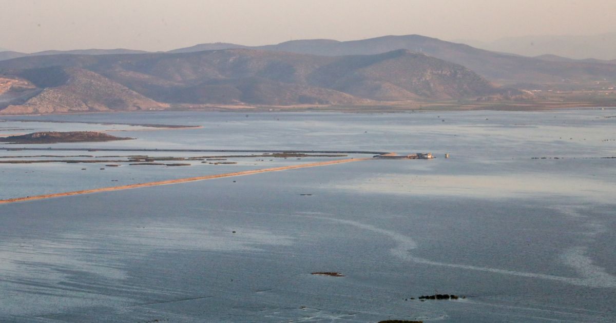 Βόλος: Υποχωρούν τα νερά στη λίμνη Κάρλα - Παραμένει για 13η ημέρα ...