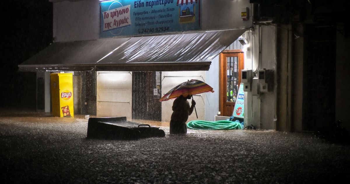 Εφιαλτική νύχτα στον Βόλο: Εγκλωβισμένοι πολίτες και δημοσιογράφος της ...