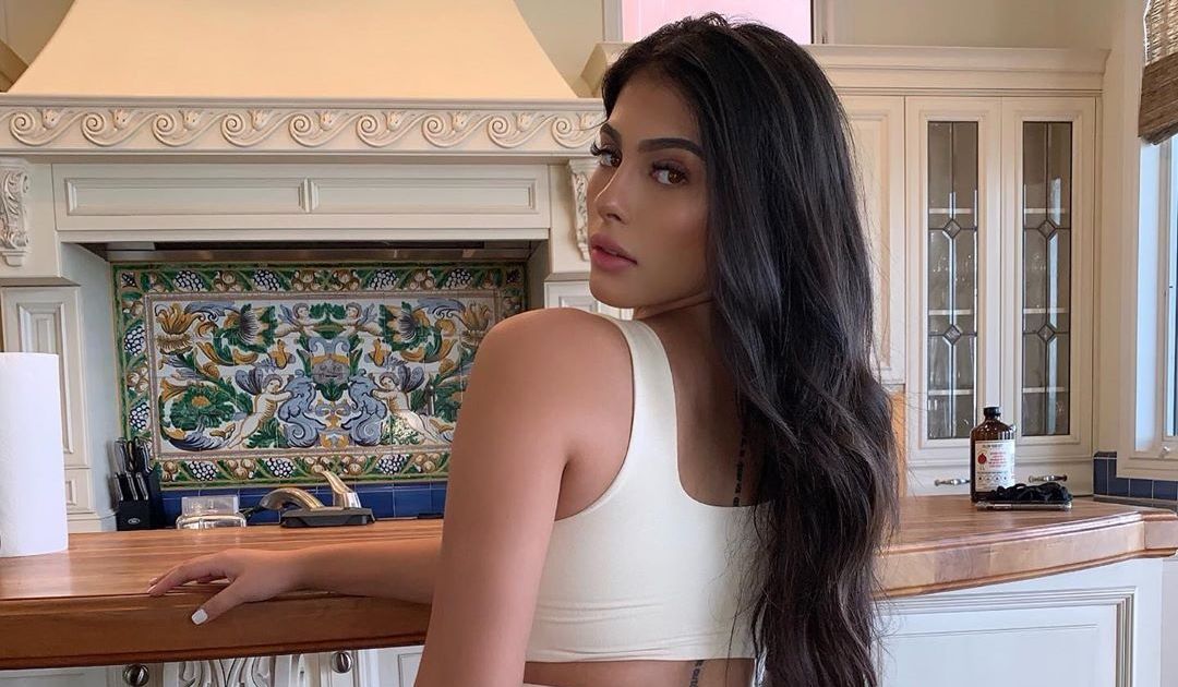 Amanda Trivizas: Χαμός στο διαδίκτυο με τη γυμνόστηθη selfie την ώρα ...