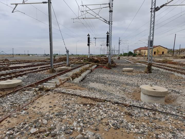 Εικόνες καταστροφής του σιδηρόδρομου στη Θεσσαλία – Άγνωστο πότε θα ...