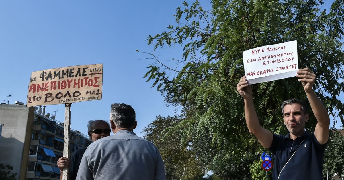 Στέφανος Κασσελάκης στον Βόλο: Παρέμβαση σε διαδηλωτές με πλακάτ κατά ...